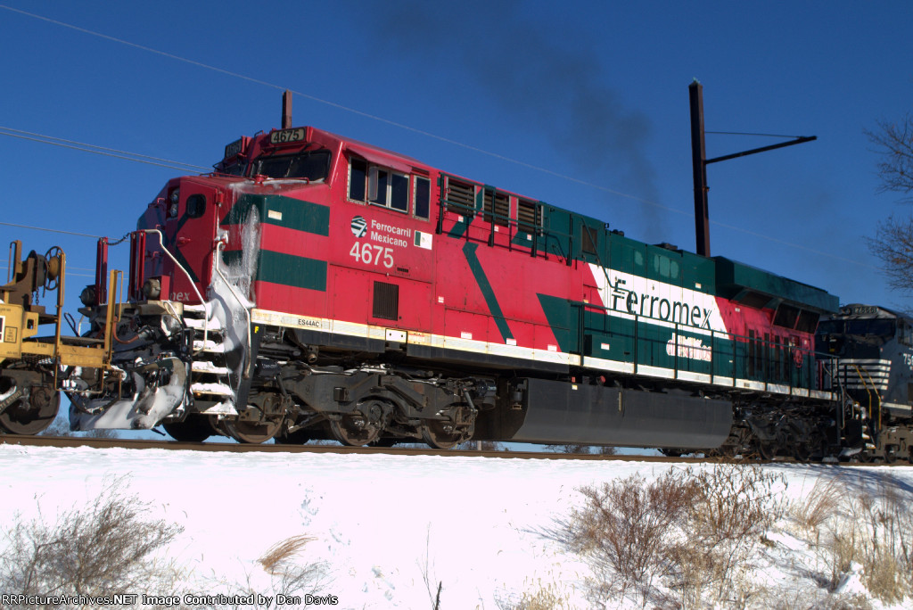 Ferromex ES44AC 4675 trails on 20Q